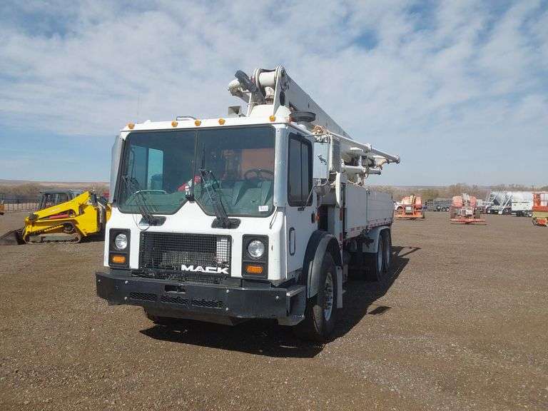2004 Mack MR688S 34 Meter T/A Concrete Pump Truck - J&J Auctioneers LLC