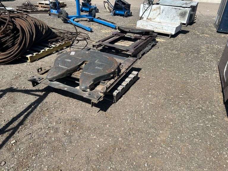 Qty (4) Fifth Wheel Hitches - J&J Auctioneers LLC