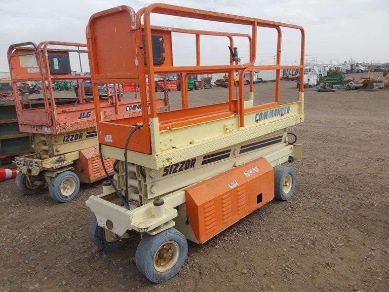 1993 JLG Sizzor CM 2033 Scissorlift - J&J Auctioneers LLC