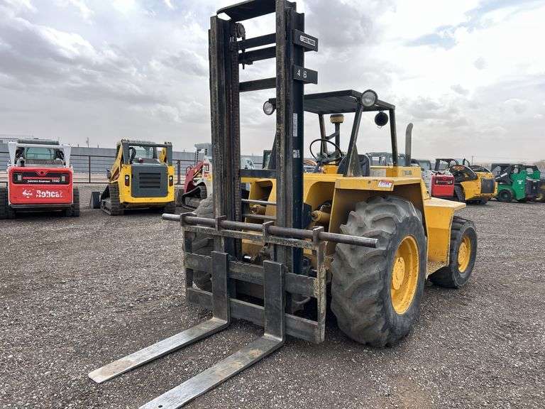 Selleck SD-80 8000lb Rough Terrain Forklift - J&J Auctioneers LLC