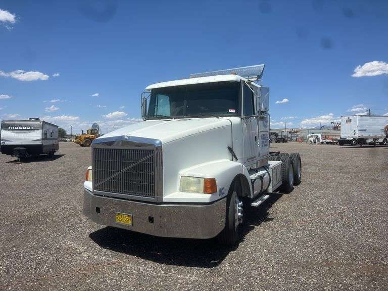 1993 White GMC WIA Truck Tractor - J&J Auctioneers LLC