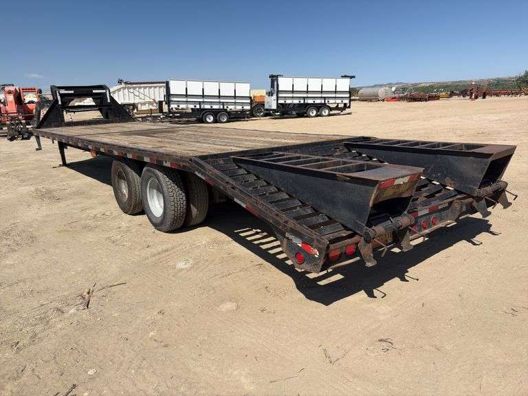 2007 Load Max 30ft T/A Gooseneck Trailer - J&J Auctioneers LLC