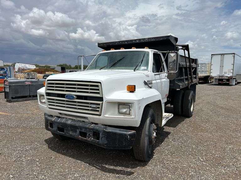 1993 Ford F700 S/A Dump Truck - J&J Auctioneers LLC