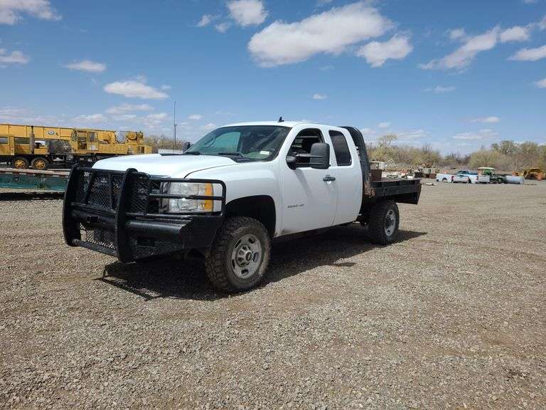2013 Chevrolet 2500 HD Extended Cab 4x4 Flatbed Truck - J&J Auctioneers LLC