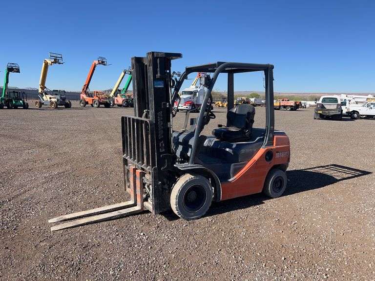 Toyota 8FDU25 5000 Lb Forklift - J&J Auctioneers LLC