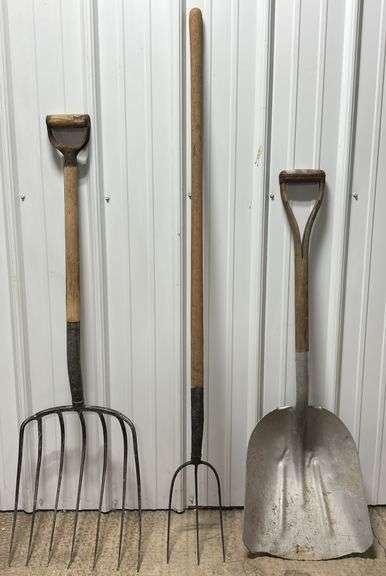 (AA) Lot: The Wood Shovel, Hay Fork & Potato Fork - Kraft Auction ...