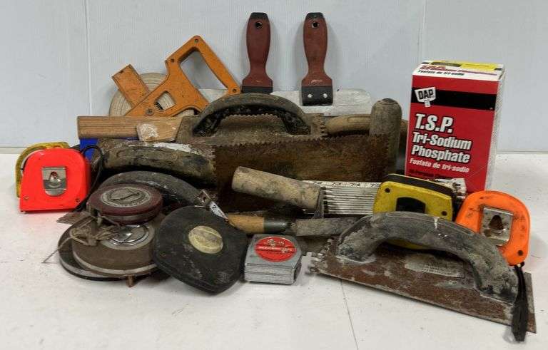 (R) Drywalling Tools: Assortment Of Trowels, Taping Knife, Measuring ...
