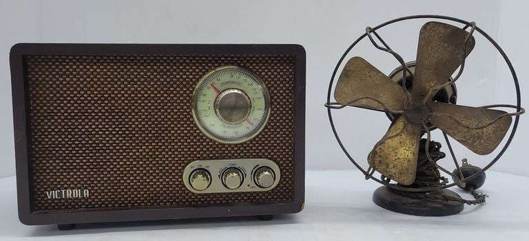 (AA) Victrola Retro Style Bluetooth AM/FM Radio And Vintage polar Cub ...