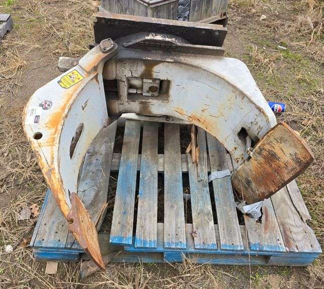 (II) Cascade Roll Clamp Forklift Operational Attachment - Kraft Auction ...