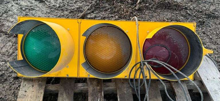 Eagle DURASIG Traffic Light - Kraft Auction Service, LLC