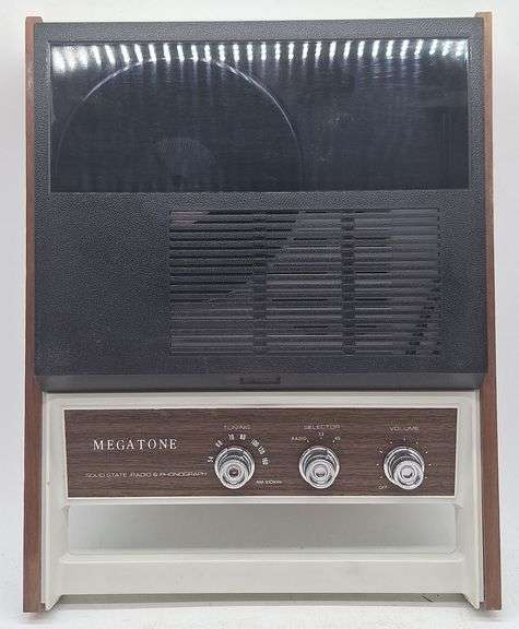 (D)Megatone Portable AM/FM Receiver & Turntable Model:GF-900. (H:13.75 ...