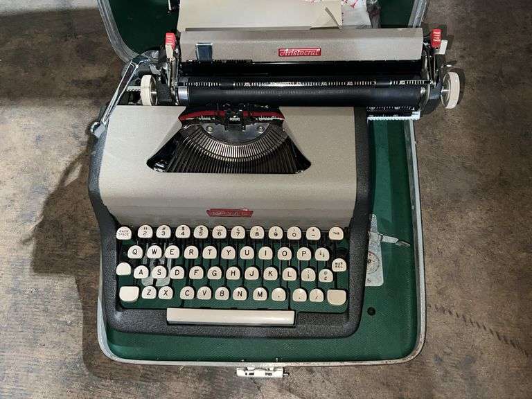 (G) Royal Typewriter Aristocrat - Kraft Auction Service, LLC