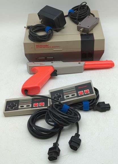 (I) Nintendo Entertainment System. Model NES-100. 1985 Nintendo Zapper ...