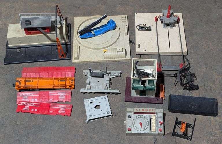 (RS) Lionel model railroad pieces. - Kraft Auction Service, LLC