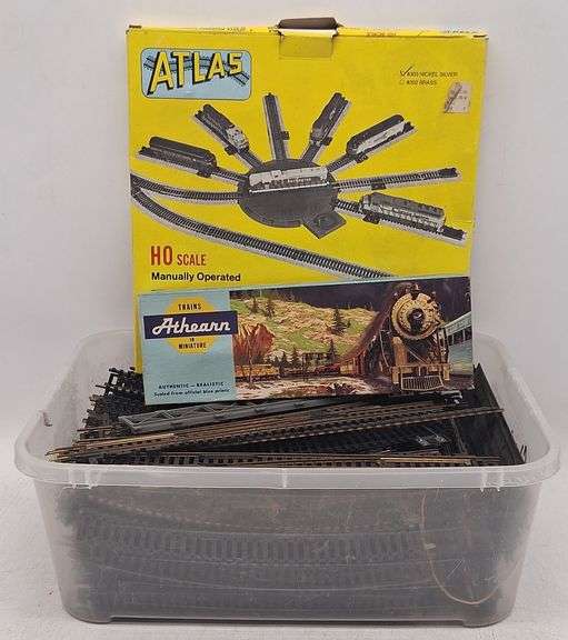 (II) Atlas HO Scale Turntable Assembled, Train Tracks, Demonstrator EMD ...