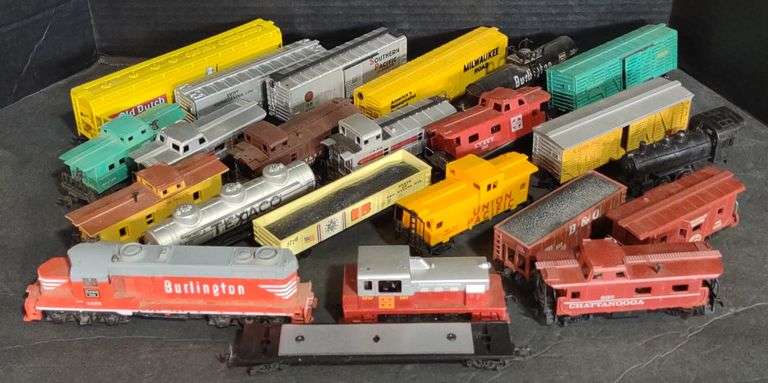 (W) HO Scale Mantua Tyco Burlington #5628 Diesel Locomotive, HO Scale ...