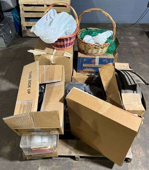 (ZA) Pallet Including Lawn Scape Boarder , Baskets , Garage items and ...
