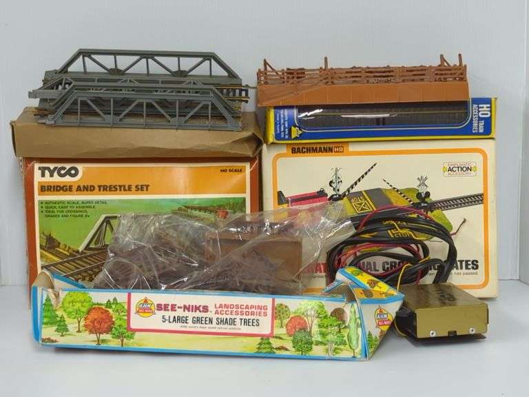 (L) Model Train Village Pieces - Kraft Auction Service, LLC