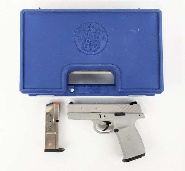 Smith & Wesson SW40V .40 S&W Pistol w/ Case - Kraft Auction Service, LLC
