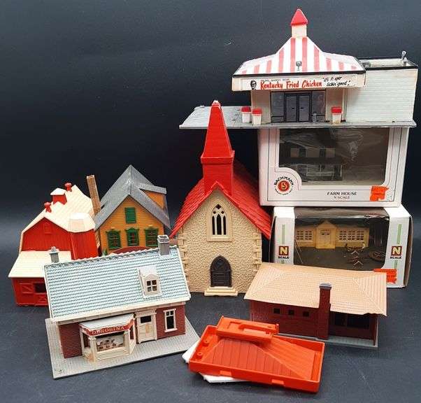 (Q) Model Train Village Pieces - Kraft Auction Service, LLC
