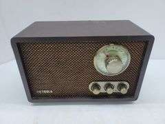 (AA) Victrola Retro Style Bluetooth AM/FM Radio And Vintage polar Cub ...