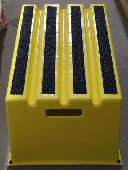 Yellow Step Stand Stool (13"×18"×12") - Kraft Auction Service, LLC