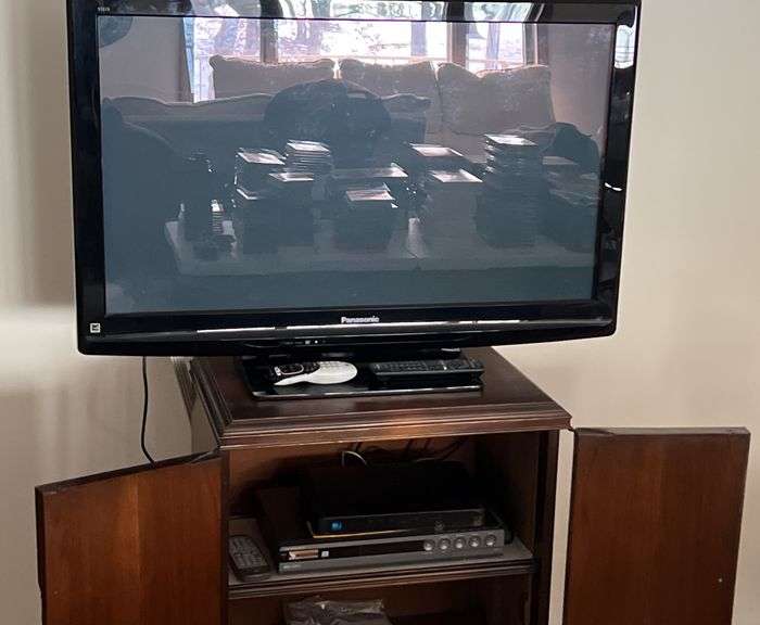 (H2) Panasonic 40” Flat Screen TV. GoVideo DVD Player And DirecTV ...