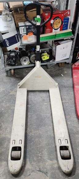 Crown PTH 50 Hydraulic Hand Pallet Jack, 5000 LBS Capacity, 60" x 27" x ...