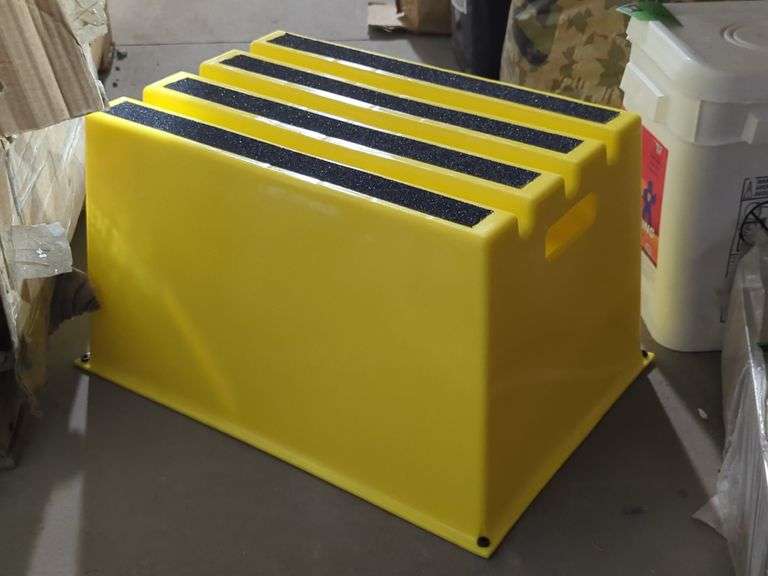 Yellow Step Stand Stool (13"×18"×12") - Kraft Auction Service, LLC