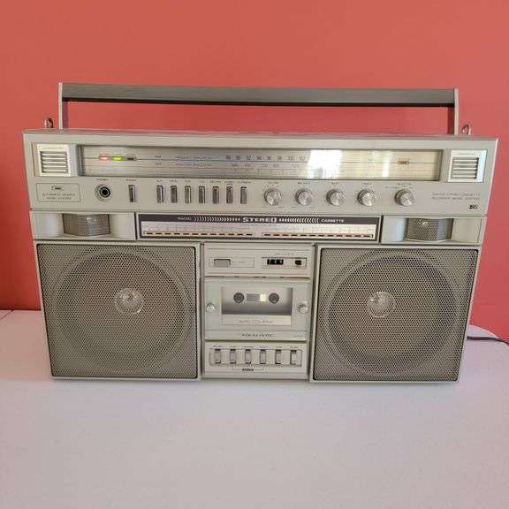 Realistic SCR-8 Boombox - Kraft Auction Service, LLC