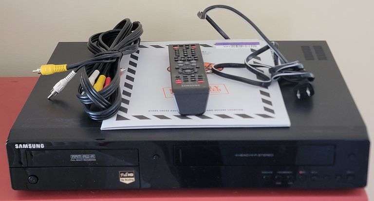 Samsung DVD/VHS Recorder With Remote - Kraft Auction Service, LLC
