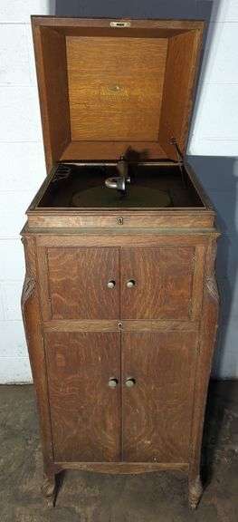 (D) Vtg. Victor Victoria Talking Machine VV-XI (22"×23"×50") - Kraft ...