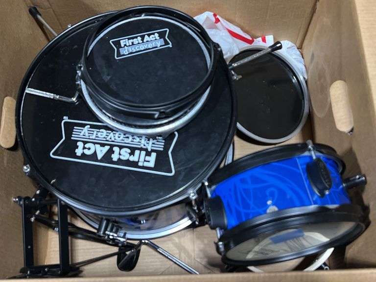 (T) First Act Discovery Children’s Drum Set. Lot Includes Bass Drum ...