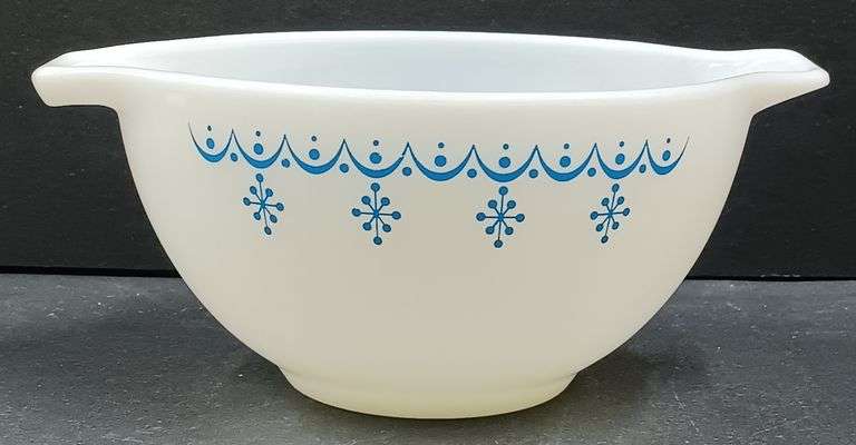 (D) Pyrex Blue Snowflake Cinderella Mixing Bowl - Kraft Auction Service ...