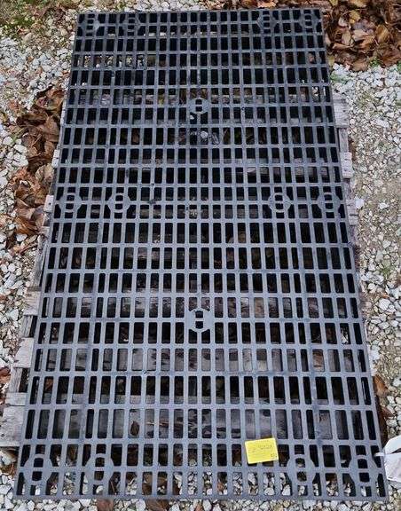 (ZZ) Plastic Work Platform Base - Kraft Auction Service, LLC
