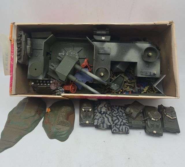 (Y) 1960s Army Men and Model Style Tanks - Kraft Auction Service, LLC