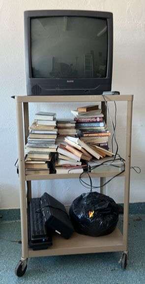 Sanyo 25" CRT TV on AV Rolling Cart w/ Magnavox VCR & Misc. Books ...