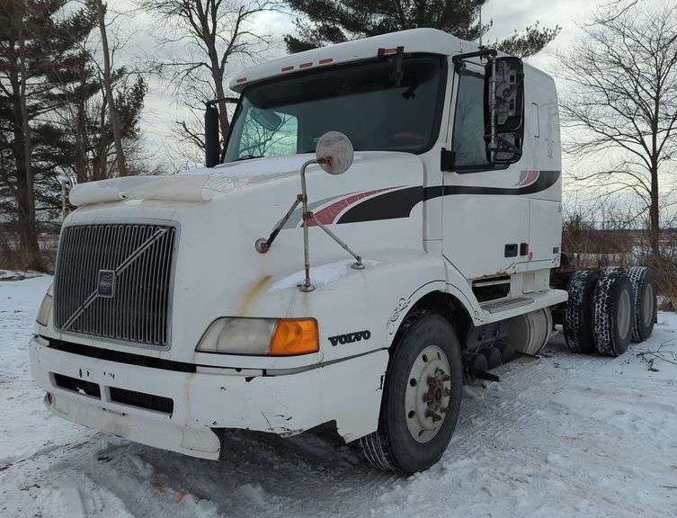 (T) 2001 Volvo Semi Truck - Kraft Auction Service, LLC