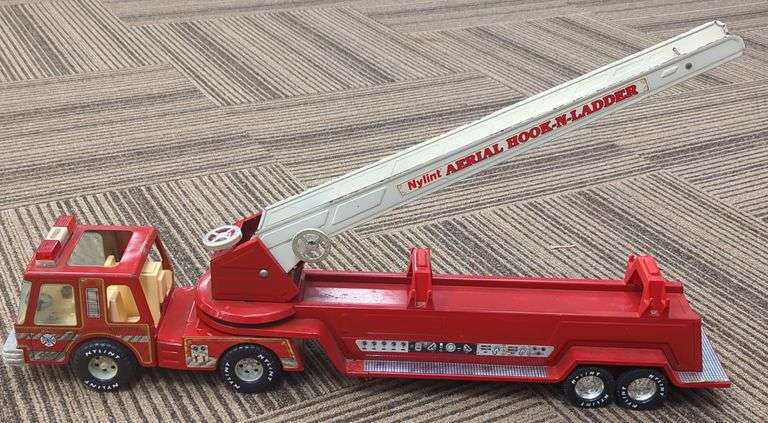 Nylint Aerial Hook-N-Ladder Firetruck 31-1/4" L - Kraft Auction Service ...