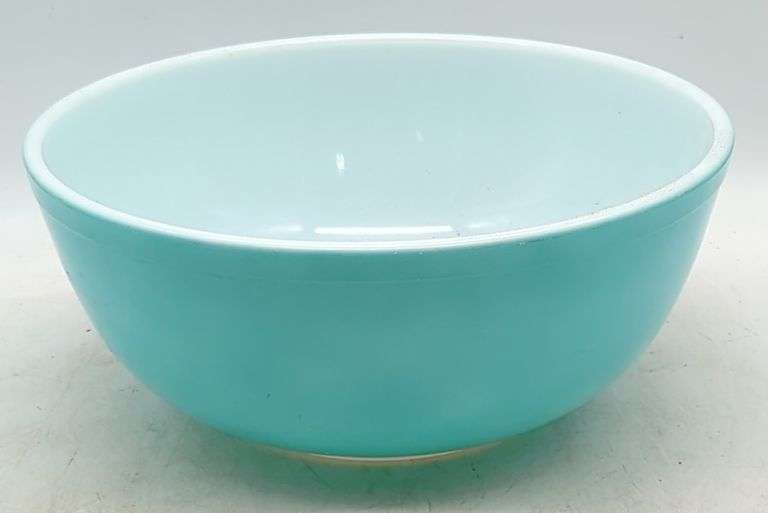 (QW) 4 Qt. Pyrex serving bowl - light Blue - Kraft Auction Service, LLC