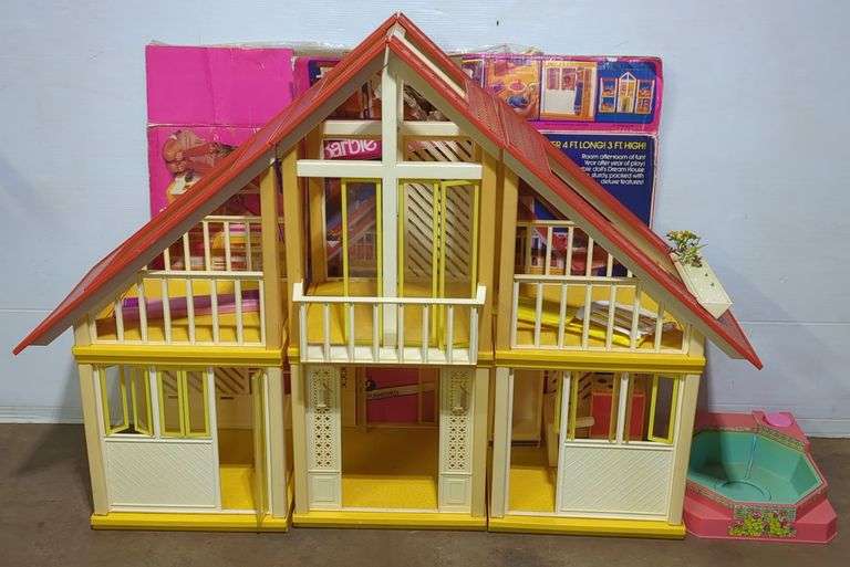 (JT) Barbie Dreamhouse. Plastic Snap & Screw Together. Over 4 ft Long 3 ...