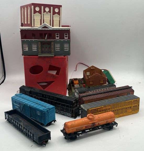 (AA) Train Set Buildings And Cars - Kraft Auction Service, LLC