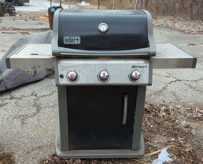 (P) Weber Spirit Grill. W/ Cover. 3 Burners plus Side Burner. Propane ...