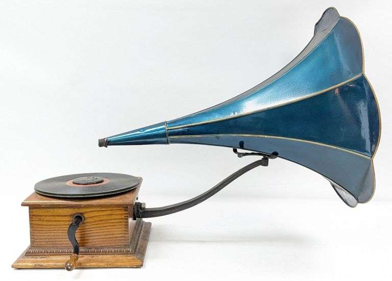 Aretino Disc Phonograph With Horn - Kraft Auction Service, LLC