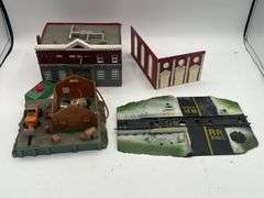 (AA) Train Set Buildings And Cars - Kraft Auction Service, LLC