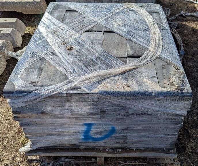 (AB) Pallet of Landscaping Bricks Approximately 185 Bricks 11-3/4" L x ...