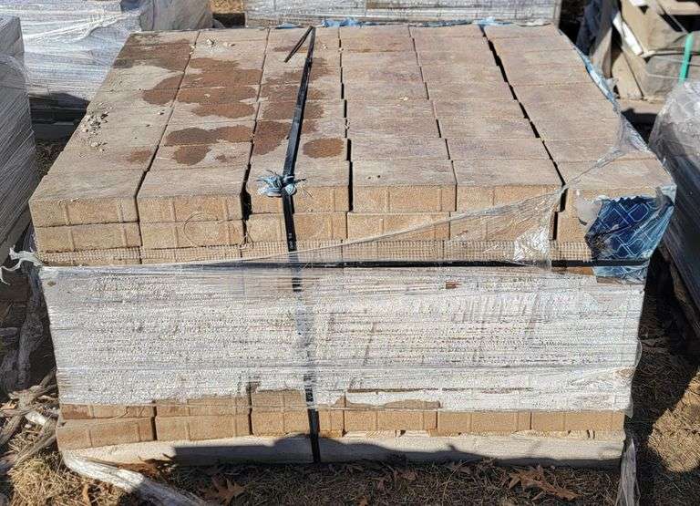 (AB) Pallet Of Marbled Tan Landscaping Bricks - Kraft Auction Service, LLC