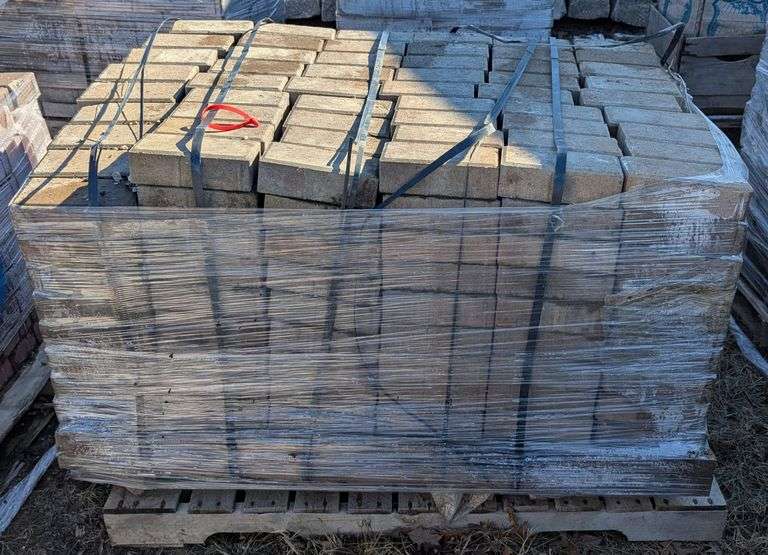 (AB) Pallet of Tan Landscaping Bricks Approximately 540 Bricks 7-7/8" L ...