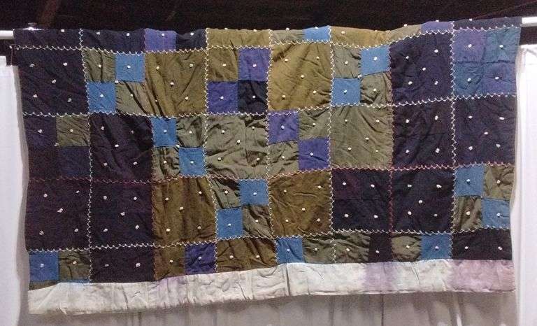 (A) Vintage Hand Sewn Quilt Tuffed Squares 60" X 71" one Corner Needs ...