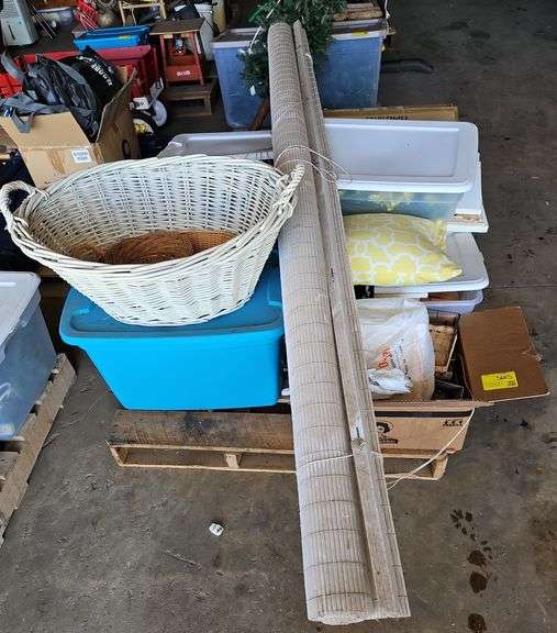 Pallet with Art Supplies, Baskets, Frames, and more. - Kraft Auction Service, LLC